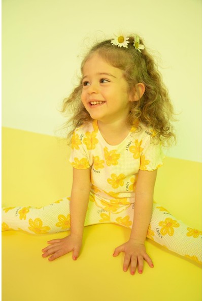 DeFacto Kız Bebek Regular Fit Çiçek Desenli Bisiklet Yaka Waffle Dokulu Kısa Kollu Tişört X4634A222SM