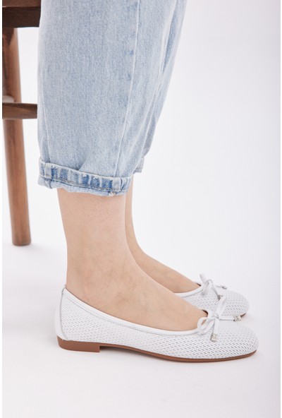 Derinet Beyaz Fiyonklu Hakiki Deri Kadın Babet