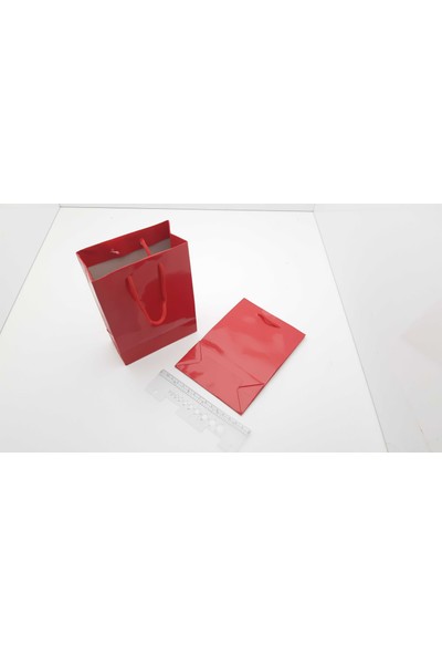 Be Beauty Kırmızı Renk 12 x 17 Parlak Kartondan Mamul Kordon Ip Kulplu Çanta 25 Adet Be Beauty Kırmızı Renk 12 x 17 Parlak Kartondan Mamul Kordon Ip Kulplu Çanta 25 Adet