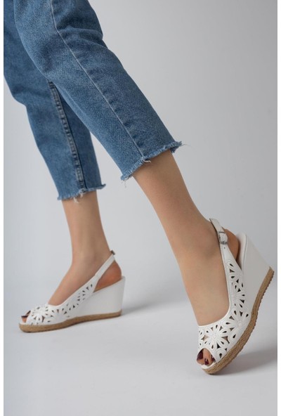 La Boss Beyaz Dolgu Topuklu Kadın Ayakkabı