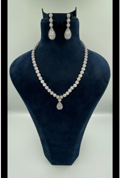 Sentt Zirkon Swarovski Taş Kaplama Damlayan Gözyaşı Modeli Sentt Zirkon Swarovski Taş Kaplama Damlayan Gözyaşı Modeli