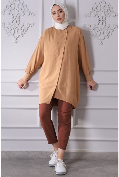 Loreen 20364 Yakası ve Kol Ağzı Ribanalı Ön Düğmeli Cep Detaylı Asimetrik Ayrobin Tunik Latte Loreen 20364 Yakası ve Kol Ağzı Ribanalı Ön Düğmeli Cep Detaylı Asimetrik Ayrobin Tunik Latte