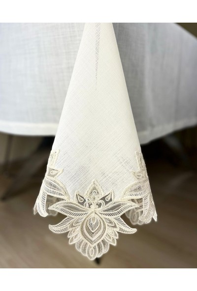 NuBu Atelier Venüs Model Krem Renk Gardenya Dertsiz Kumaş Güpür Dantelli Masa Örtüsü NuBu Atelier Venüs Model Krem Renk Gardenya Dertsiz Kumaş Güpür Dantelli Masa Örtüsü