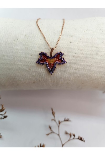 İztek 925 Ayar Gümüş Kadın Zirkon Taşlı Çınar Yaprak Kolye İztek 925 Ayar Gümüş Kadın Zirkon Taşlı Çınar Yaprak Kolye