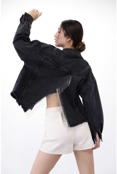 Modaline Arkası Zincir Detaylı Kot Ceket