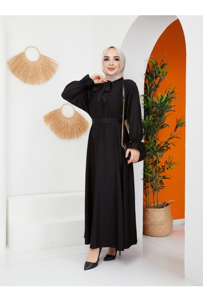 Trend Lalissa Kadın Tesettür Önü Süs Düğmeli Beli Lastikli Kuşaklı Yakası Bağlamalı Uzun Elbise Trend Lalissa Kadın Tesettür Önü Süs Düğmeli Beli Lastikli Kuşaklı Yakası Bağlamalı Uzun Elbise