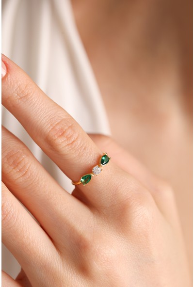 Cakan Jewelry Yan Damla Orta Tektaş Yüzük Cakan Jewelry Yan Damla Orta Tektaş Yüzük