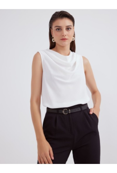 Beyaz Dökümlü Yaka Kolsuz Şifon Bluz Beyaz Dökümlü Yaka Kolsuz Şifon Bluz