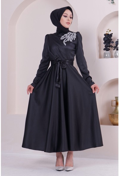 İmaj Butik Drape Detaylı Taşlı Saten Tesettür Abiye/siyah İmaj Butik Drape Detaylı Taşlı Saten Tesettür Abiye/siyah