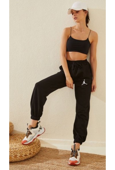 CK Butik Askılı Crop ve Kadın Siyah Jogger Iki Iplik Beli Lastikli Eşofman Altı CK Butik Askılı Crop ve Kadın Siyah Jogger Iki Iplik Beli Lastikli Eşofman Altı