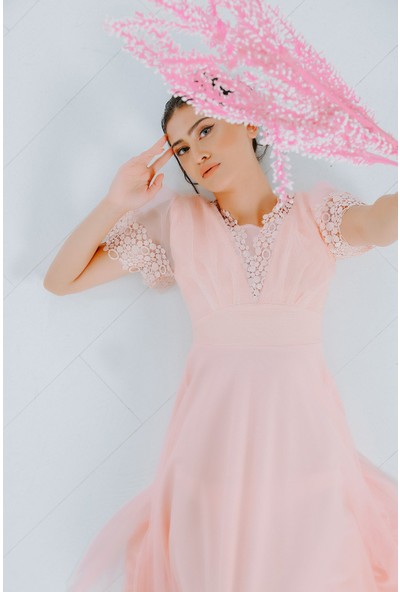 Julude Pudra Yaka ve Kol Ucu Güpürlü Abiye Elbise