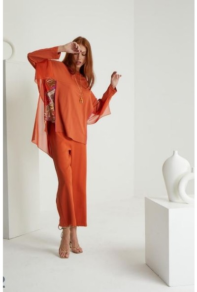 Hukka - Arkası Şifon Detaylı Kolyeli Bluz Kiremit