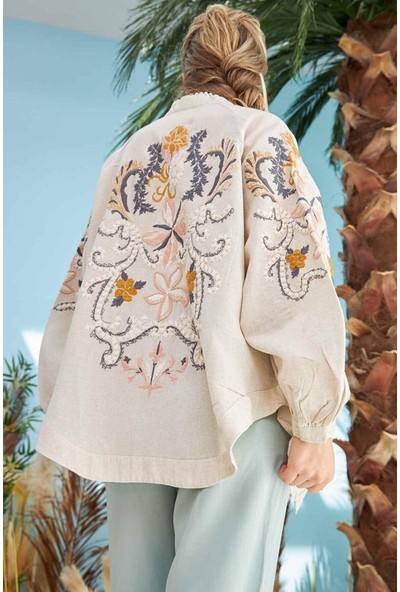 Kadın Arkası ve Kolları Çiçek Nakışlı Kimono Ceket