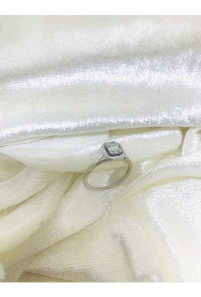 Zirkon Taşlı Altın Bayan Baget Yüzük Zirkon Taşlı Altın Bayan Baget Yüzük