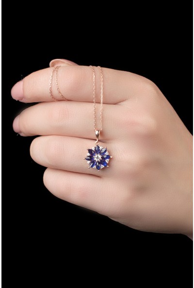 Hiç Gümüş Kadın Sevgi Çiçeği 925 Ayar Gümüş Kolye