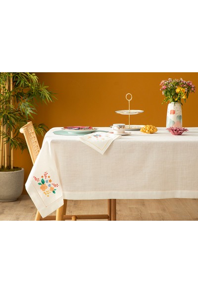 English Home Flower Spree Polyester Nakışlı Masa Örtüsü 150 x 220 cm Beyaz English Home Flower Spree Polyester Nakışlı Masa Örtüsü 150 x 220 cm Beyaz