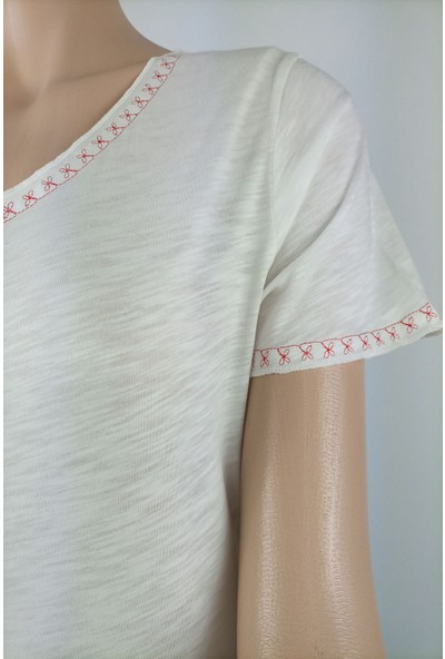 Anka10 Ekru V Yaka Kırmızı Çiçek Yarım Kollu Tişört Anka10 Ekru V Yaka Kırmızı Çiçek Yarım Kollu Tişört