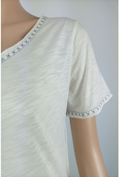 Anka10 Ekru V Yaka Lacivert Çiçek Yarım Kollu Tişört Anka10 Ekru V Yaka Lacivert Çiçek Yarım Kollu Tişört