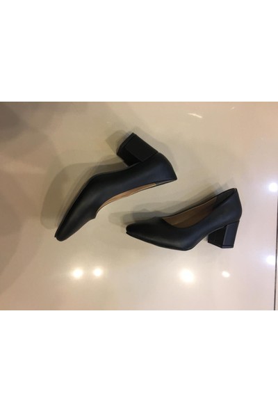 Dugana Stiletto Siyah Kısa Kalın Topuklu Topuk Boyu 3,5 cm Dugana Stiletto Siyah Kısa Kalın Topuklu Topuk Boyu 3,5 cm