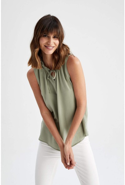 DeFacto Regular Fit Fırfırlı Yaka Krinkıl Kumaş Kolsuz Bluz S0023AZ22HS