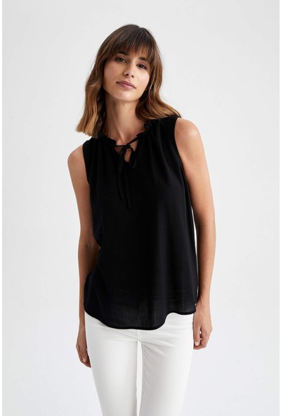 DeFacto Regular Fit Fırfırlı Yaka Krinkıl Kumaş Kolsuz Bluz S0023AZ22HS