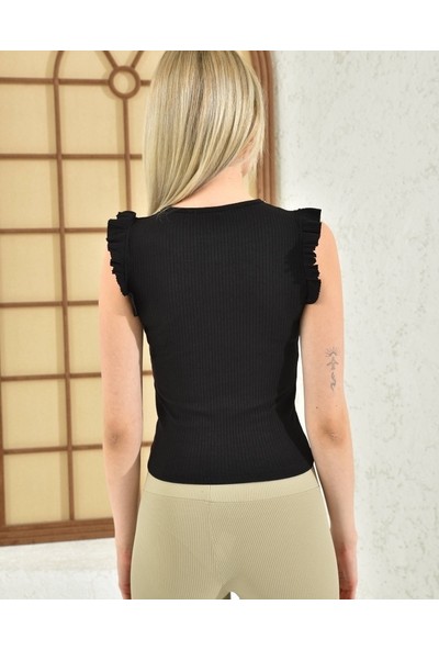 Zincir Koleyli Kolları Fırfırlı Bluz