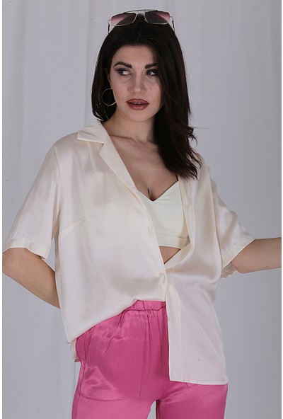 Kadın Beyaz Saten Kısa Kol Gömlek Kadın Beyaz Saten Kısa Kol Gömlek