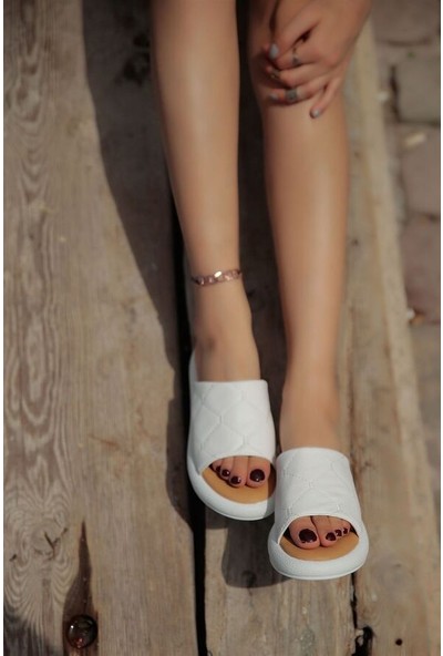 Beyaz Suni Deri Kadın Terlik Beyaz Suni Deri Kadın Terlik
