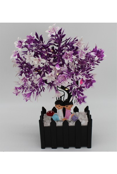 Çiçekler Altında Oturan Işıklı Sevgililer