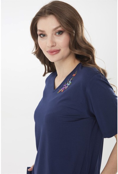 Nazen Giyim Yakası Işlemeli V Yakalı Kadın Bluz 21816-KK-2Y2 Nazen Giyim Yakası Işlemeli V Yakalı Kadın Bluz 21816-KK-2Y2