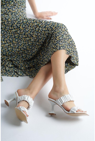 Bayan Beyaz Büzgü Çift Bant Ince Topuklu Terlik Bayan Beyaz Büzgü Çift Bant Ince Topuklu Terlik