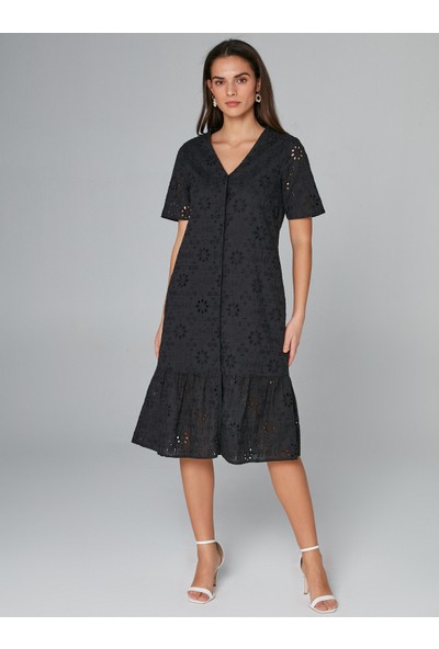 Faik Sönmez Kısa Kol Fisto Işlemeli V Yaka Elbise 64625 Faik Sönmez Kısa Kol Fisto Işlemeli V Yaka Elbise 64625