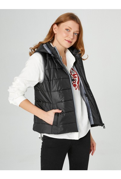 Faik Sönmez Kontrast Renk Detaylı Kapişonlu Kapitone Yelek 64620 Faik Sönmez Kontrast Renk Detaylı Kapişonlu Kapitone Yelek 64620