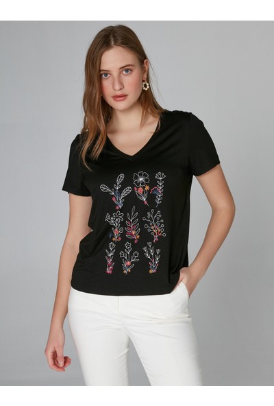 Faik Sönmez Önü Baskı ve Nakış Detaylı V Yaka T-Shirt 64460 Faik Sönmez Önü Baskı ve Nakış Detaylı V Yaka T-Shirt 64460