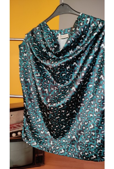 DESEO BOUTIQUE Kadın Degaje Yaka Kolsuz Şık Yeşil-Siyah Leopar Desenli Saten Bluz DESEO BOUTIQUE Kadın Degaje Yaka Kolsuz Şık Yeşil-Siyah Leopar Desenli Saten Bluz