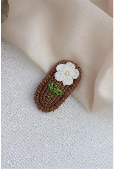 Bebeğine Kahve Renkli Papatya Işlemeli El Örgüsü Çıtçıt Toka