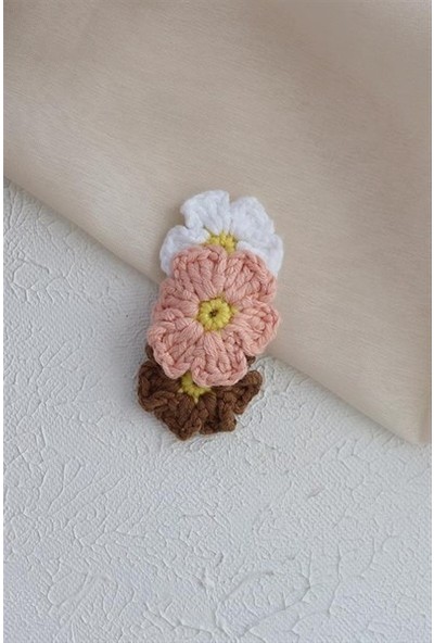 Bebeğine Somon Renkli Üçlü Çiçek Işlemeli El Örgüsü Çıtçıt Toka