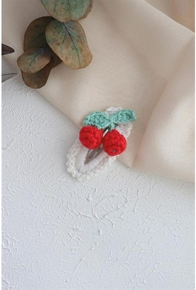 Bebeğine Kırmızı Kiraz Işlemeli El Örgüsü Çıtçıt Toka