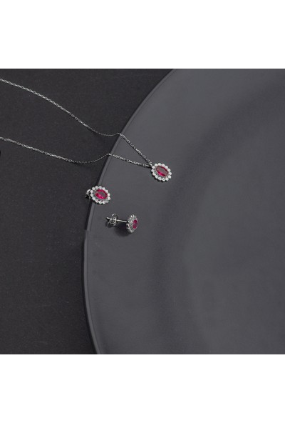 925 Ayar Gümüş Oval Yakut Model Kolye ve Küpe Takı Seti 925 Ayar Gümüş Oval Yakut Model Kolye ve Küpe Takı Seti