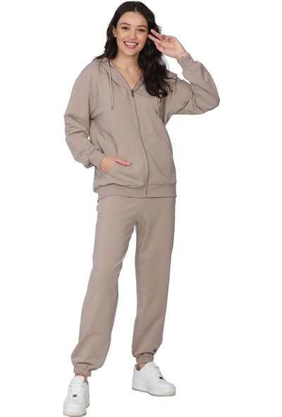 Whitney Kadın Fermuarlı Kanguru Cepli Paçası Lastikli Vizon Eşofman Takımı Whitney Kadın Fermuarlı Kanguru Cepli Paçası Lastikli Vizon Eşofman Takımı