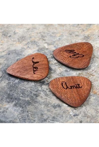 Hediye Sepeti Kişiye Özel Ahşap Gitar Penası Hediye Sepeti Kişiye Özel Ahşap Gitar Penası