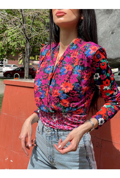 Era More Kadın Kruvaze Yaka Detay Çiçek Desenli Çok Renkli Vatkalı Tasarım Bluz Era More Kadın Kruvaze Yaka Detay Çiçek Desenli Çok Renkli Vatkalı Tasarım Bluz