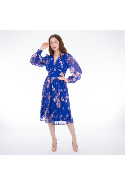 Defile Lüx Kruvaze Yaka Çiçek Baskılı Şifon Elbise Saks Pudra - Patern Serisi Defile Lüx Kruvaze Yaka Çiçek Baskılı Şifon Elbise Saks Pudra - Patern Serisi