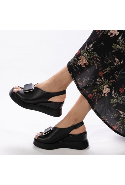 Kadın Hakiki Deri Siyah Günlük Yüksek Tabanlı Rahat ve Hafif Sandalet Kadın Hakiki Deri Siyah Günlük Yüksek Tabanlı Rahat ve Hafif Sandalet
