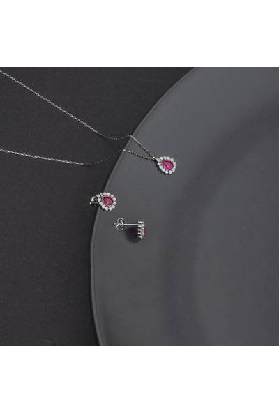 Ravza Gümüş 925 Ayar Gümüş Damla Yakut Model Kolye ve Küpe Takı Seti Ravza Gümüş 925 Ayar Gümüş Damla Yakut Model Kolye ve Küpe Takı Seti