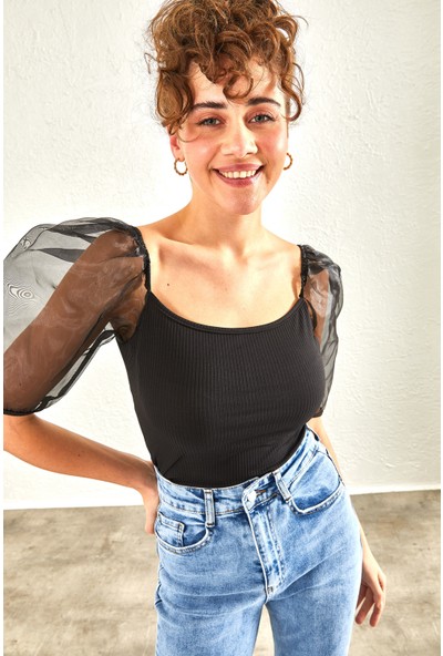 Oshebu Kadın Kolları Tüllü Kare Yaka Bluz Oshebu Kadın Kolları Tüllü Kare Yaka Bluz