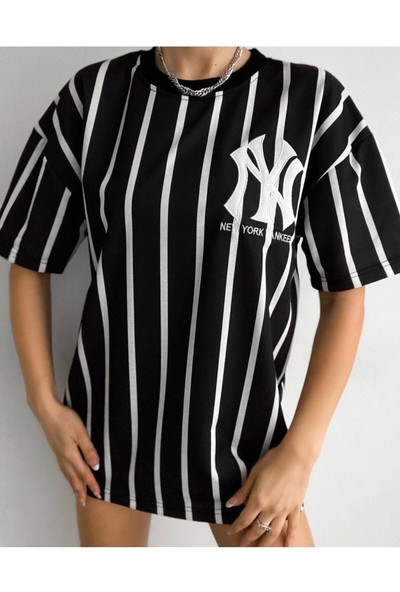 D Mores Style Nakış Detaylı Bisiklet Yaka T-Shirt D Mores Style Nakış Detaylı Bisiklet Yaka T-Shirt