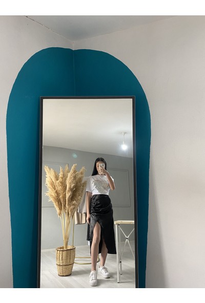 E-Livia Butik Siyah Yırtmaçlı Saten Etek E-Livia Butik Siyah Yırtmaçlı Saten Etek