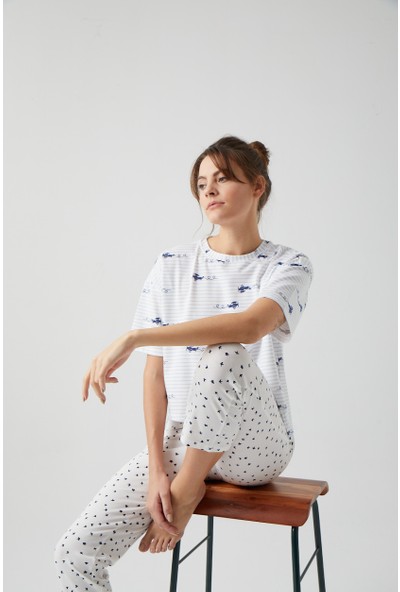 Hays Kadın Lacivert Baskılı Yırtmaç Detaylı Üst Kapri Pijama Takımı Hays Kadın Lacivert Baskılı Yırtmaç Detaylı Üst Kapri Pijama Takımı