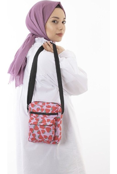 Özel Çilek Desenli Ayarlanabilir Askılı Postacı Model El ve Omuz Çantası Özel Çilek Desenli Ayarlanabilir Askılı Postacı Model El ve Omuz Çantası